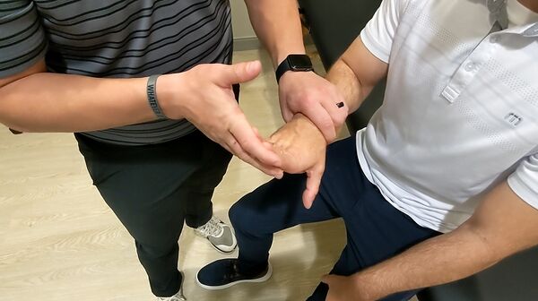Passive Hand Stretch Test - WikiSM (Sports Medicine Wiki)